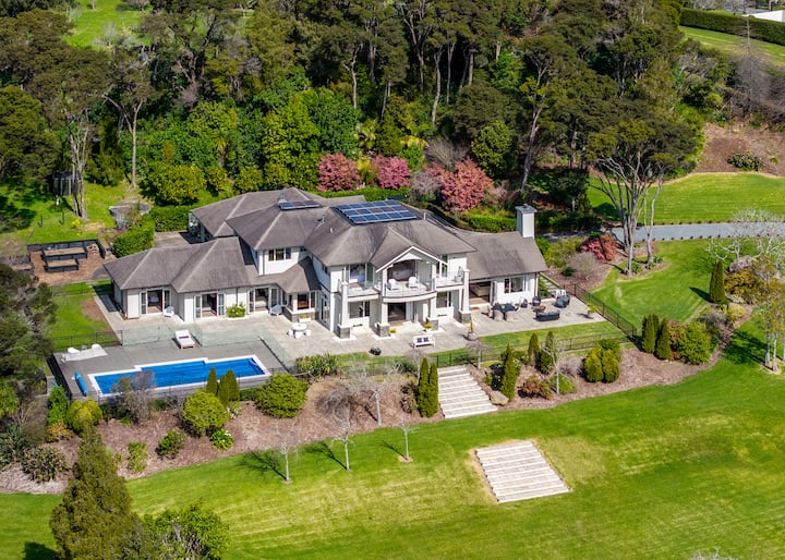 Whitford Estate With Large Pool & Lush Gardens - Auckland