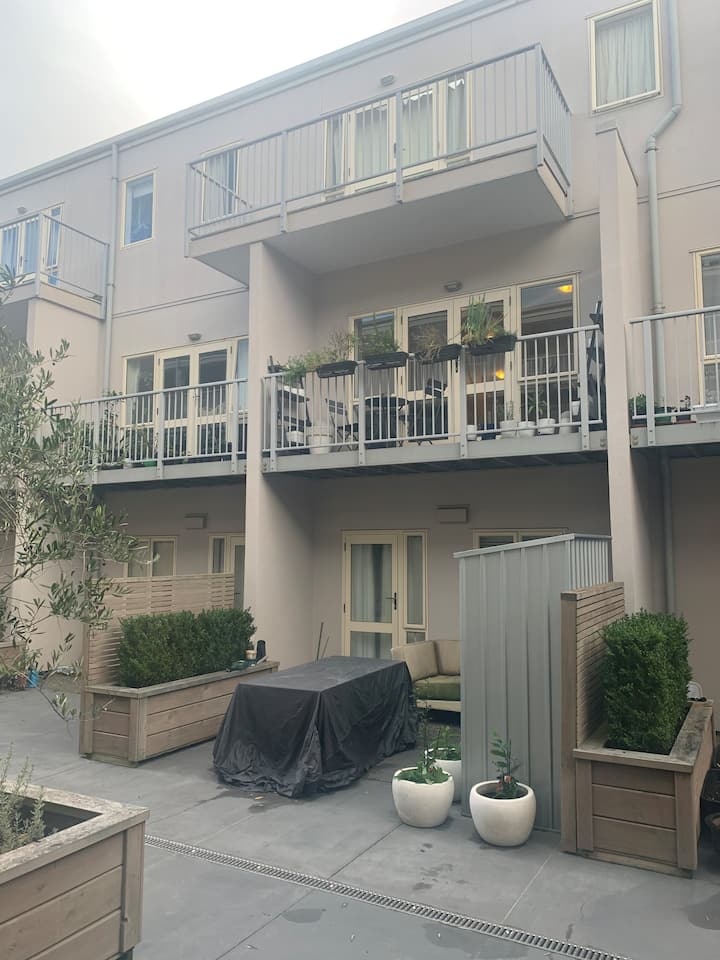 Sunny Renovated 2br: Pool, Parking & Fab Location - Wellington