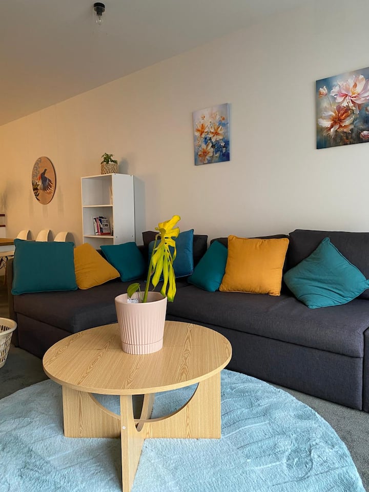 Sunny Renovated 2br: Pool, Parking & Fab Location - Wellington