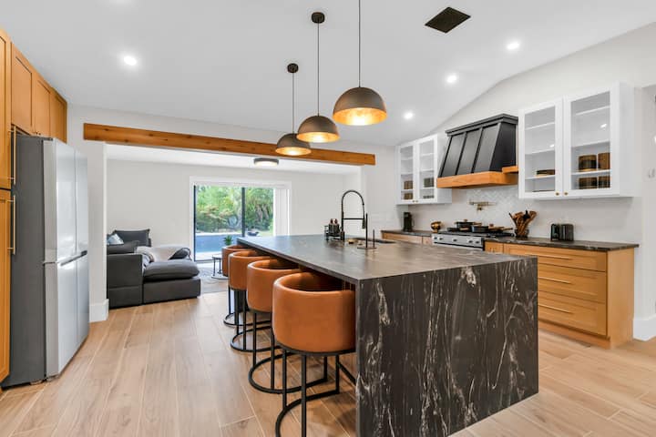 Fort Myers Waterfront | King Suite | Pool & Grill - Fort Myers, FL