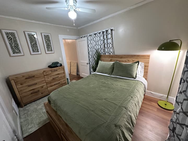 Healthcare Pro• Private Rooms • All-inclusive Stay - Flint, MI