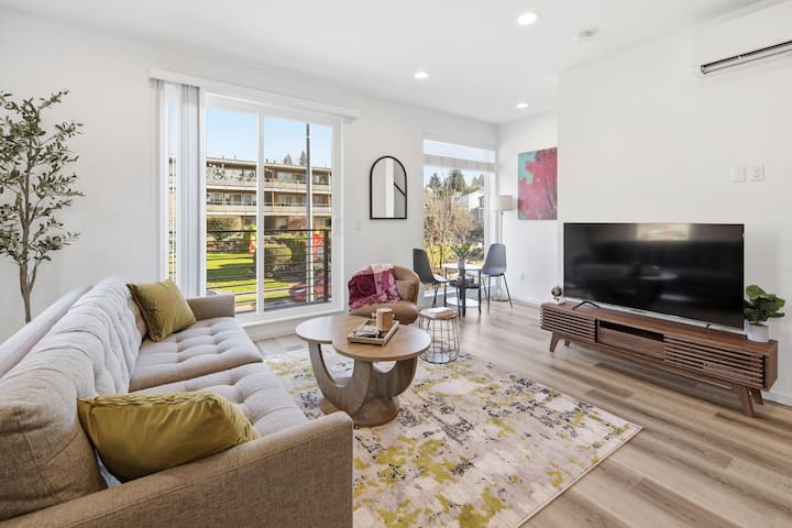 Modern Travel-friendly Townhouse In West Seattle - Burien, WA