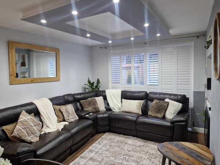 3-bed Near Airport & Peak District. Free Parking - Altrincham