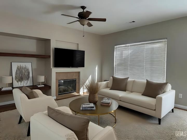 Modern Comfort, Family Style, Spacious 4br Retreat - Bakersfield, CA