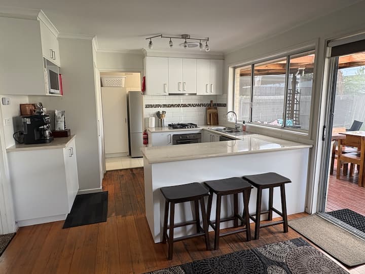 Bright 3-bedroom Family & Pet-friendly Home - Australia