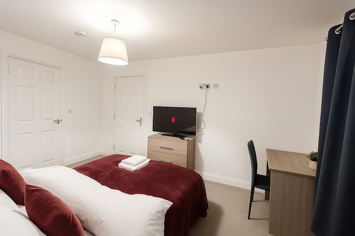 Spacious Ensuite Room • Tv • Desk • Free Parking - Stoke-on-Trent