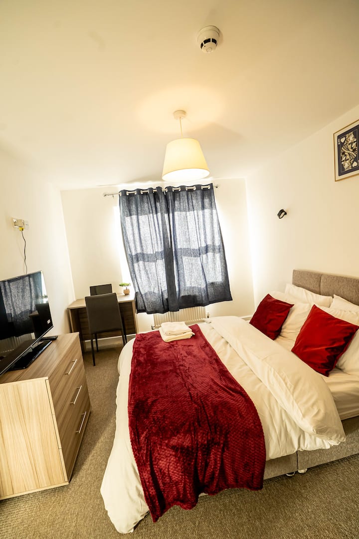 Spacious Ensuite Room • Tv • Desk • Free Parking - Stoke-on-Trent