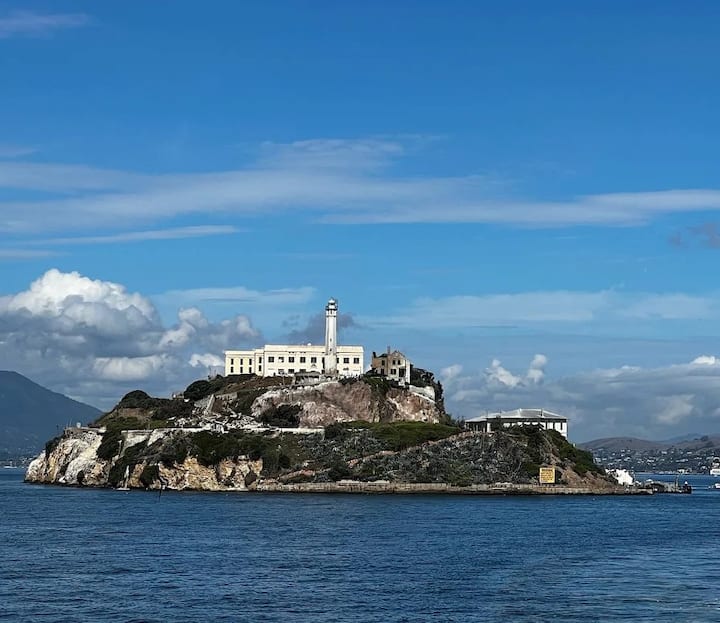 Unobstructed Alcatraz/sf Bay View Full Floor Flat - San Francisco, CA