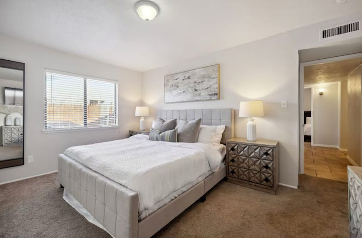 4br Home Near 360 & Dfw, Ample Parking - Grand Prairie, TX