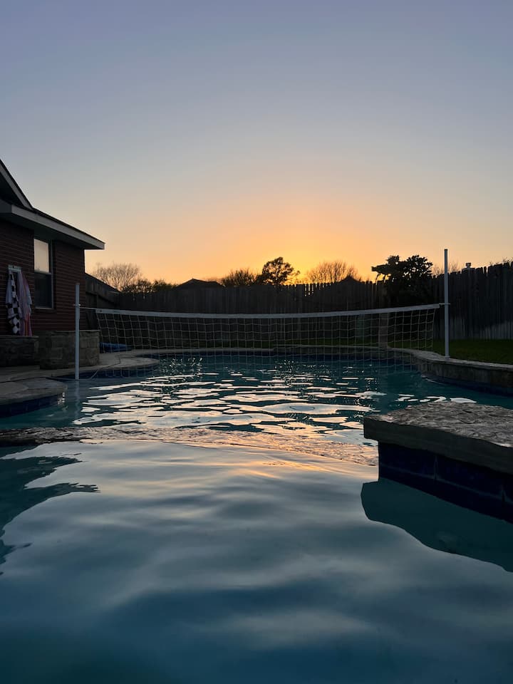 Relaxing Katy Getaway | Pool, Hot Tub & Fire Pit - Katy, TX