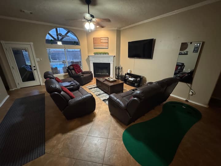 Relaxing Katy Getaway | Pool, Hot Tub & Fire Pit - Katy, TX