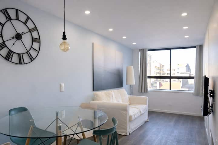 Downtown Porto. Trindade Metro. - Porto, Portugal