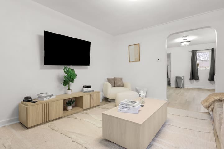 Modern Haven: 3-bed|pool Table & Ping Pong - Akron, OH