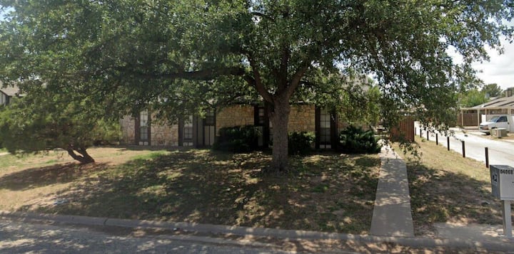Serene Under The Trees Pet Friendly Haven - San Angelo, TX