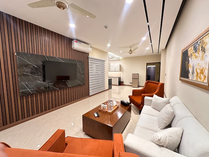 Griffin 2bhk : Rooftop Pool & Direct Mall Access - 