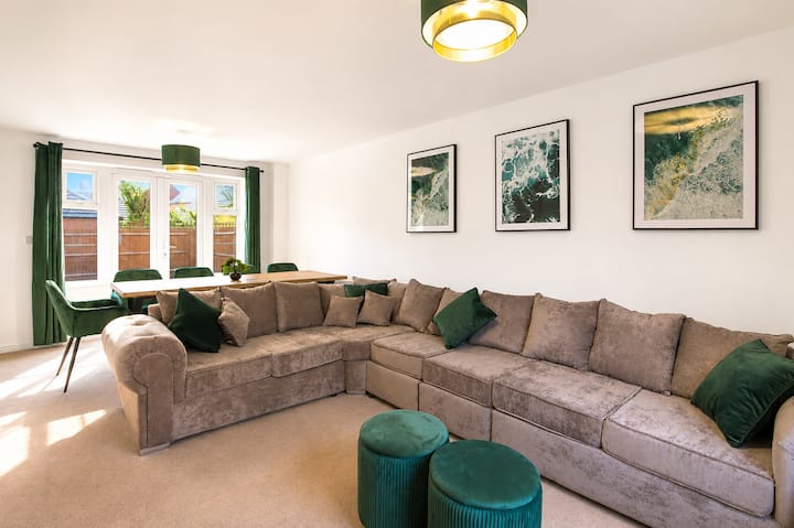 5br Contractor House | Sleeps 11 | Gated Parking - Bedford