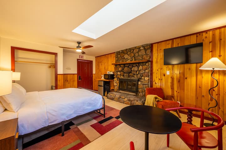 King Suite Getaway | Big Bear Cabin + Work Wifi - Big Bear, CA