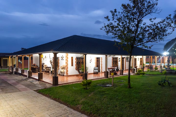 Casa Colonial Con Habitaciones Confortables. - Honduras