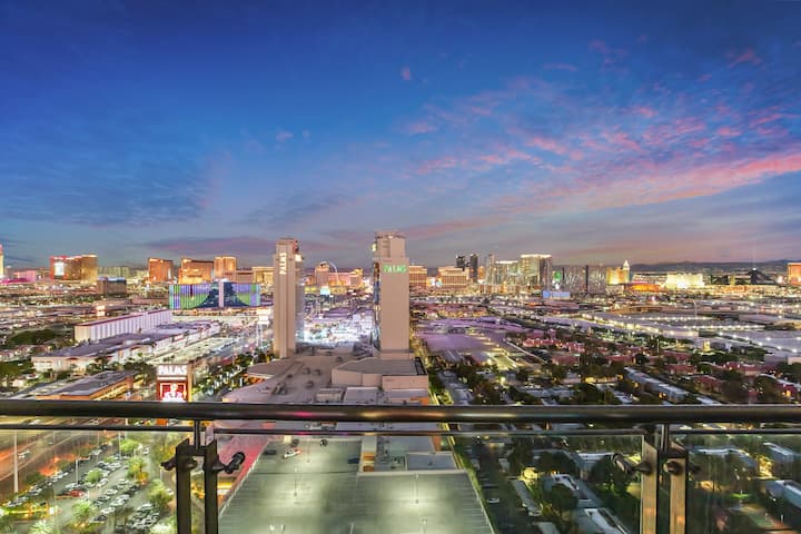 Luxury Strip-view Studio • No Resort Fees! - Las Vegas