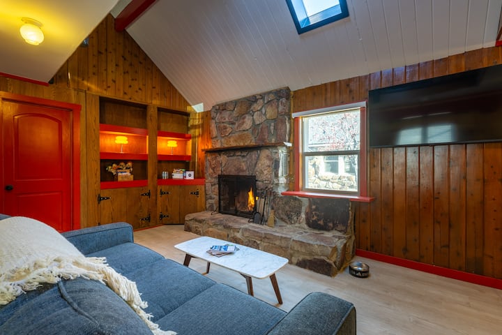 Big Bear Hot Tub Cabin Sleeps 8 | 3 Br 2 Bath - Big Bear Lake, CA
