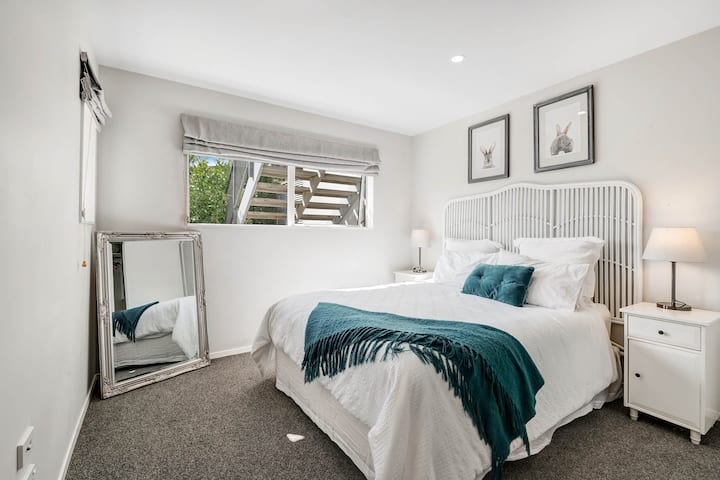 Spacious Ground Floor Retreat - Waiwera