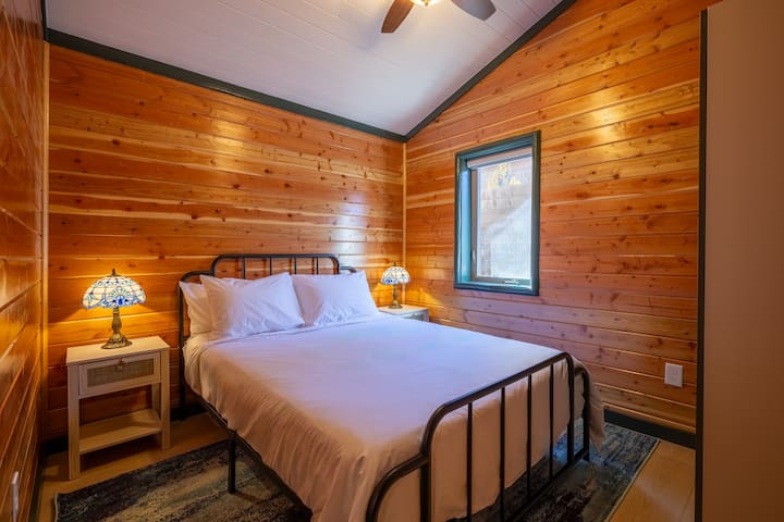 Arkouda Cabins: Violet-green Swallow - Big Bear Lake, CA