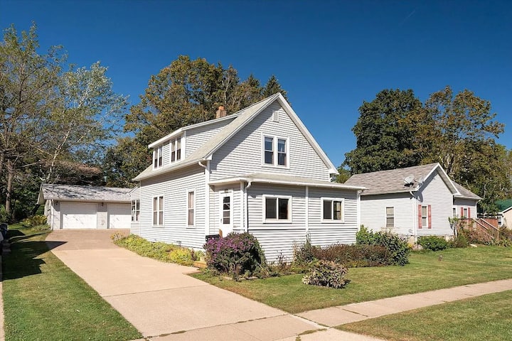 The Fable House • Cozy Eclectic Getaway - Viroqua, WI