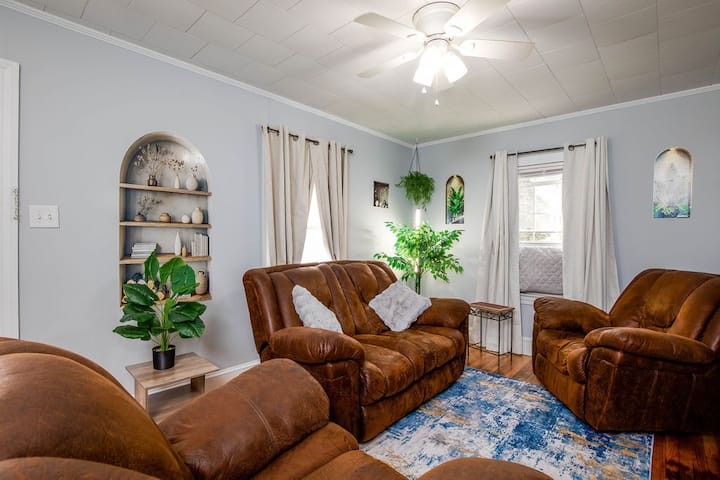 Great Location! Comfy & Clean Brick Bungalow - Mooresville, NC