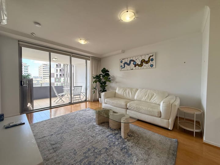 Bright & Spacious 2br Apt W/ Balcony & Parking! - Brisbane