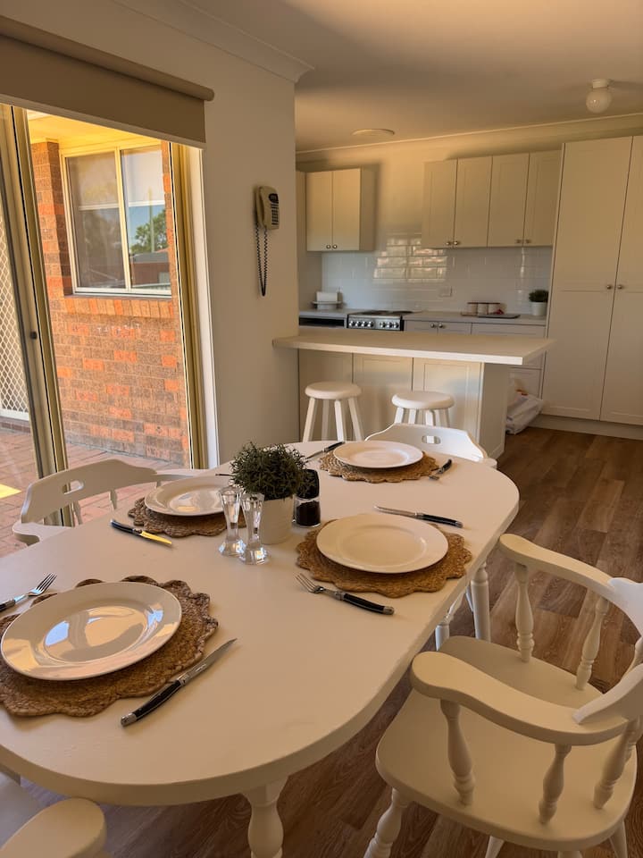 Flinders Cottage - Freshly Renovated - Parkes