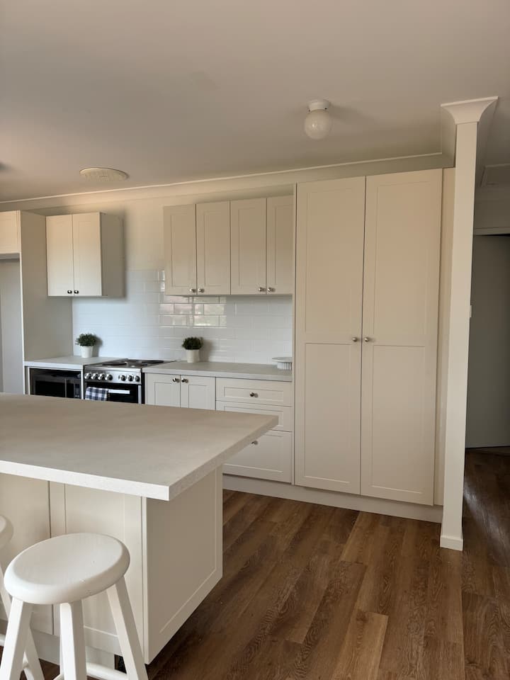 Flinders Cottage - Freshly Renovated - Parkes