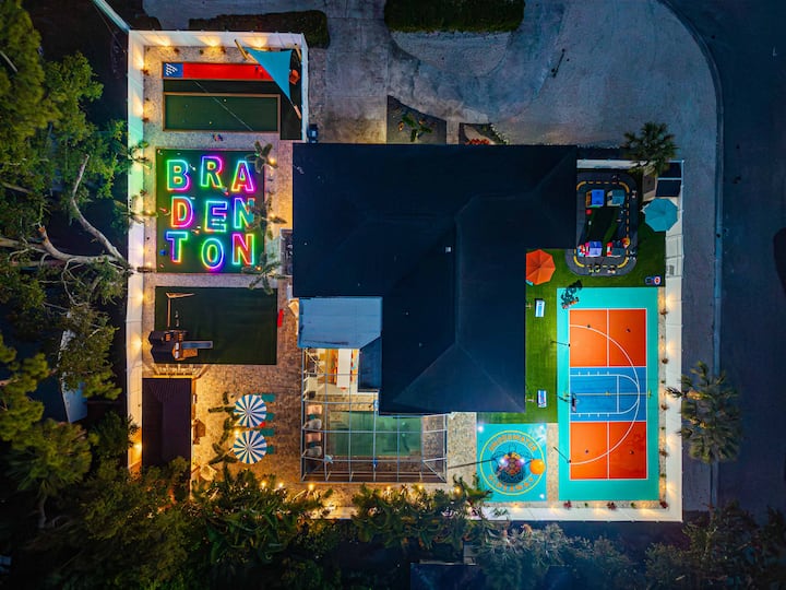 New! Pool, Mini Golf, Splash Pad, Track, Sleeps 21 - Bradenton, FL