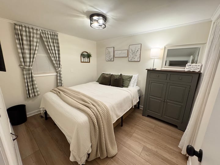 George & Mary Bailey’s Guest Suite - Seneca Falls, NY