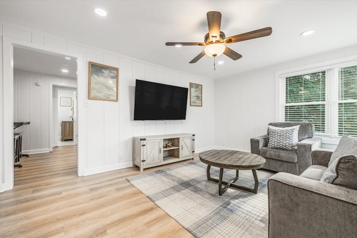 Beachside Top-floor Apt | Steps To Lake Michigan - ミシガン・シティ, IN