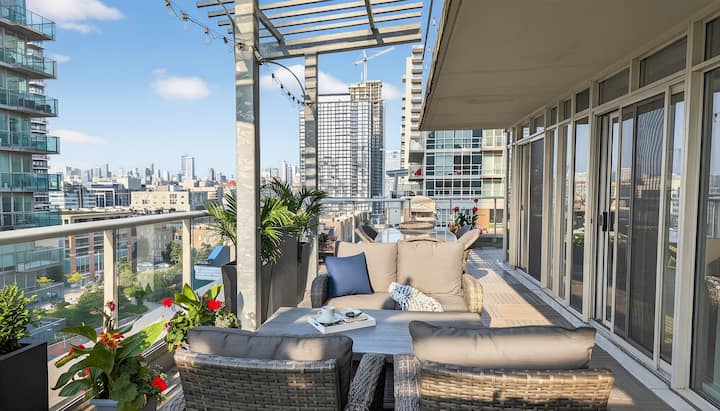Downtown Condo With Huge Terrace + City Views - Toronto