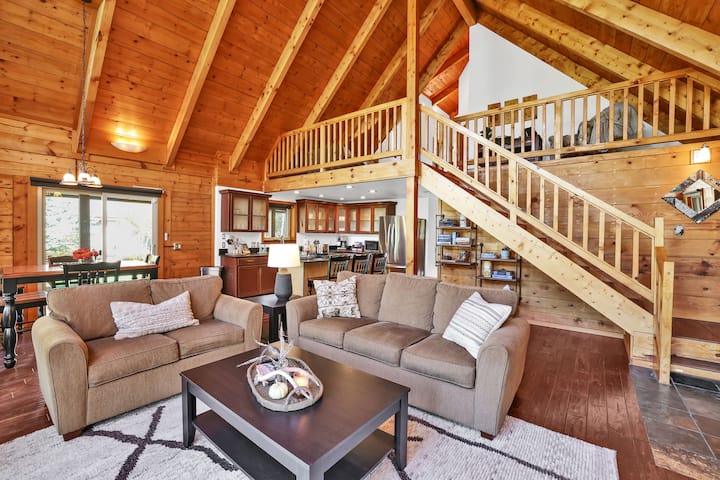Fairway Cabin With Huge Yard, Fire Pit And Hot Tub - McCall, ID