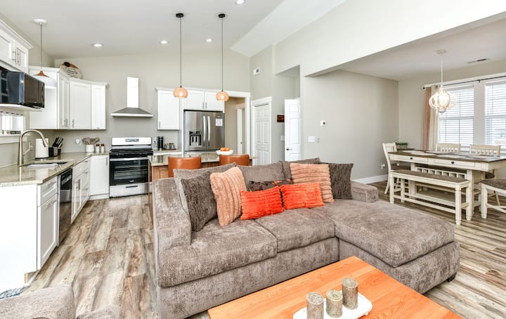 Stylish | King Bed | Fenced Yard | Near Downtown - Indianapolis, IN