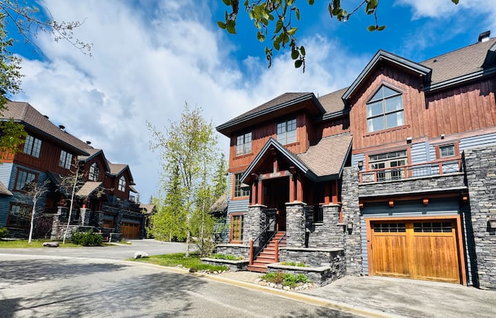 Hillside Hideaway - Ski In/out Townhouse + Hot Tub - Golden