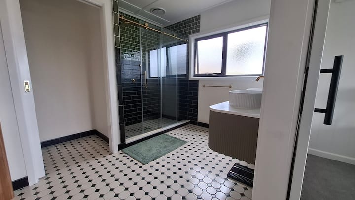 Anthem House: The Leonard Suite. - Lakes Entrance