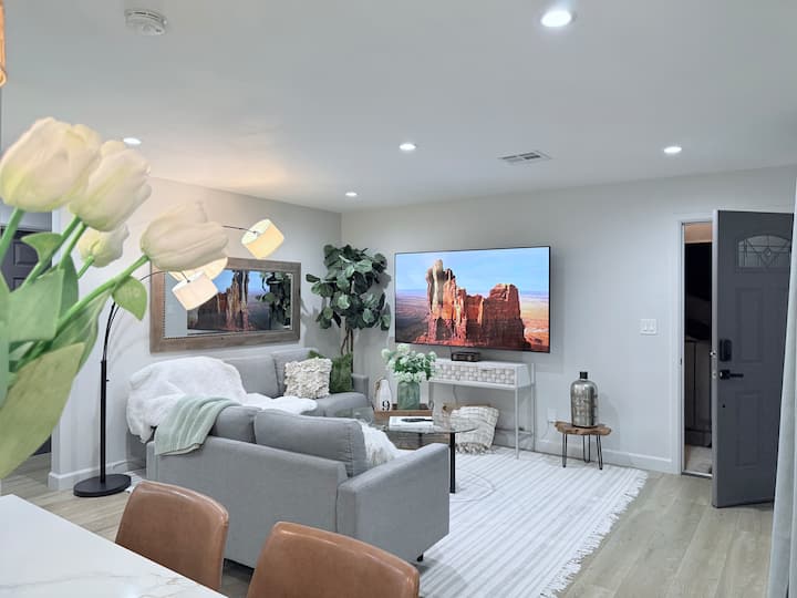 Charming Getaway Place With Parking In La - Los Angeles, CA