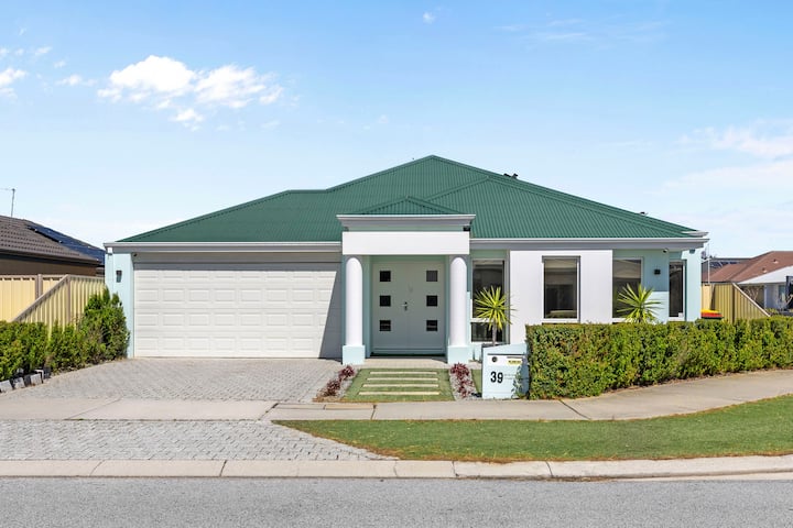 Landsdale's Modern Poolside Home - Perth