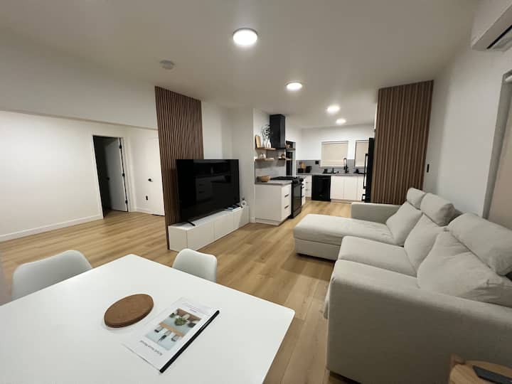 East Hollywood Modern Spacious Bungalow Apt - Hollywood, CA