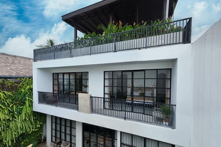 Sonder: 3br Villa Berawa With Pool & Rooftop View - Canggu