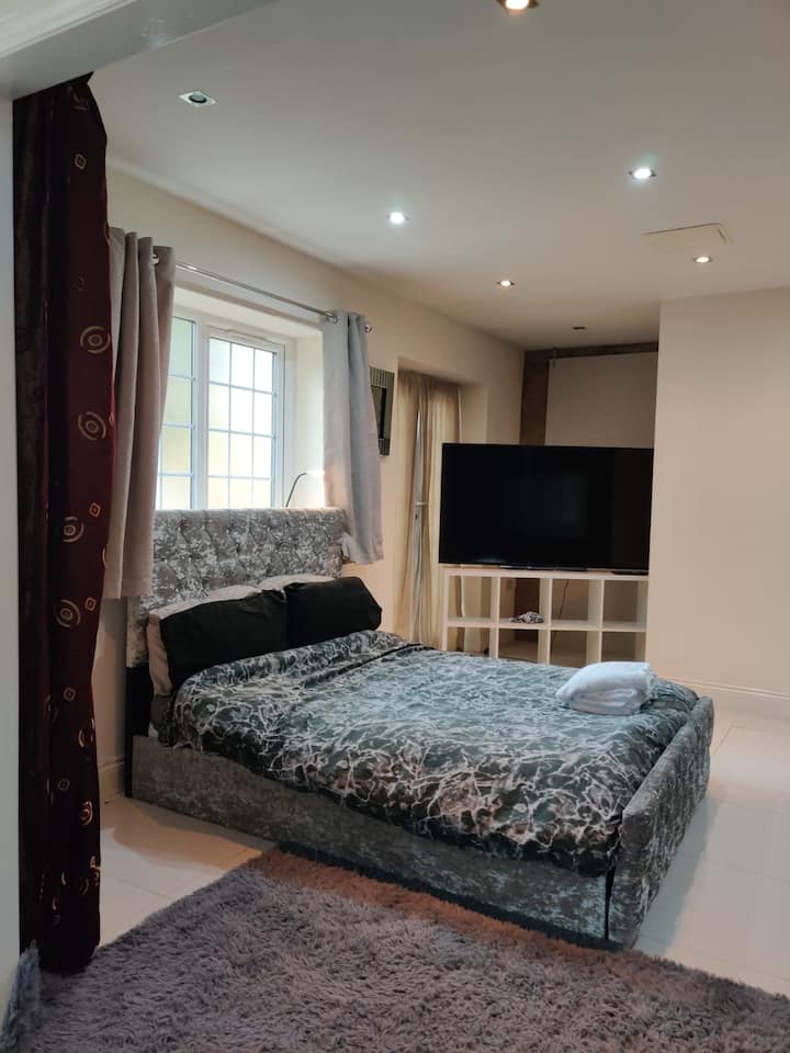 Pinner Cosy Studio Annexe W/ Parking Near Eastcote - Ruislip