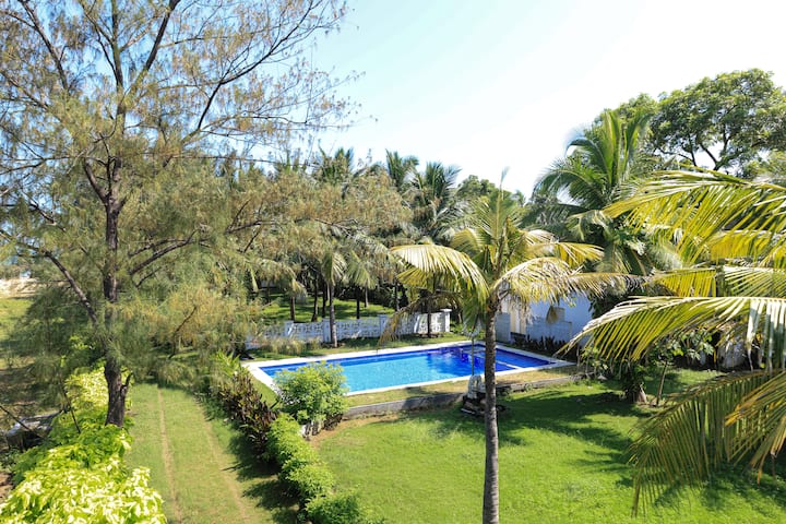 Beachfront Villa Private Rooms With Pool Access - Mahabalipuram