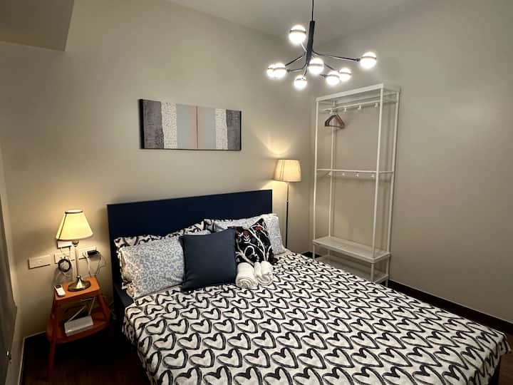 Chic 1br Condo | Mid-century Charm + Balcony Views - Quezon City