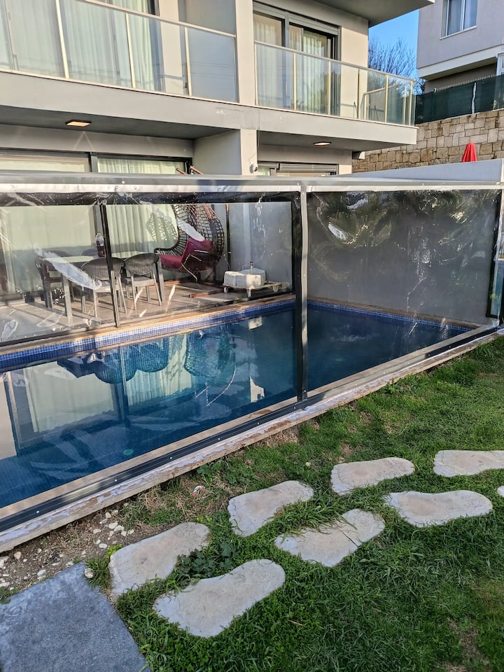 çEşme Merkezde ıSıtmalı Sıcak Havuzlu 4+1 Lüx Vila - Çeşme