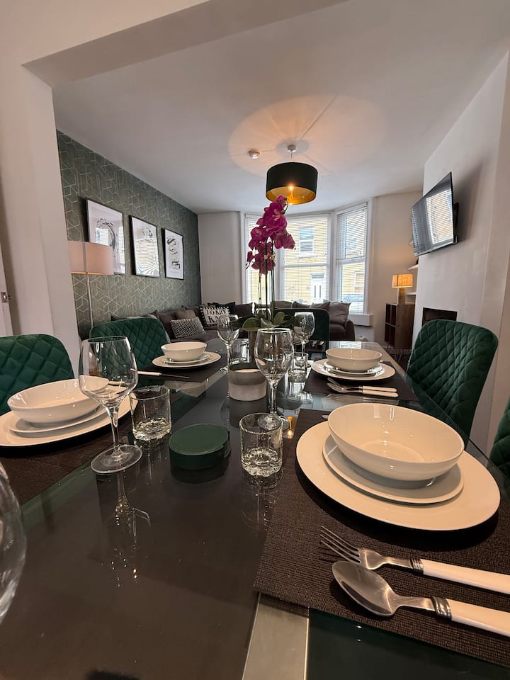 Free Off-street Parking! | Sleeps 8 | Nearcentre - Bath