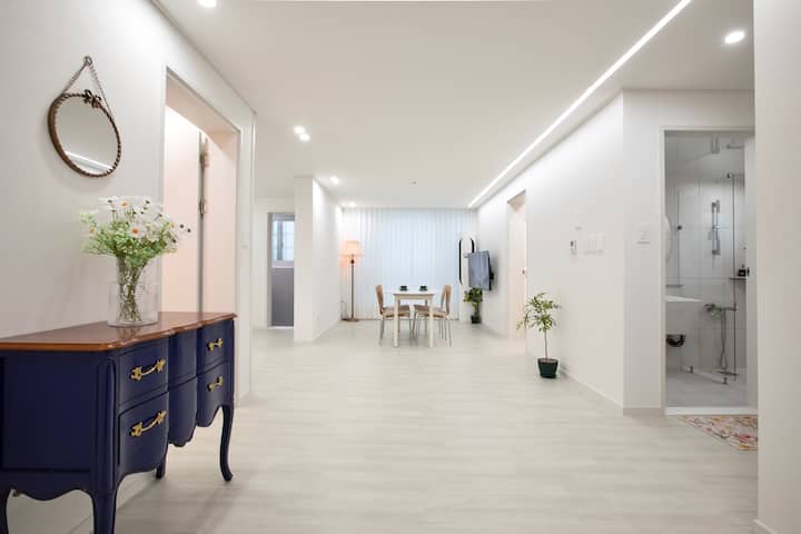 [신규] 남포동 방3 침대3 거실1 테라스 / 부산역 10분 / • 오픈 특가 • - Busan