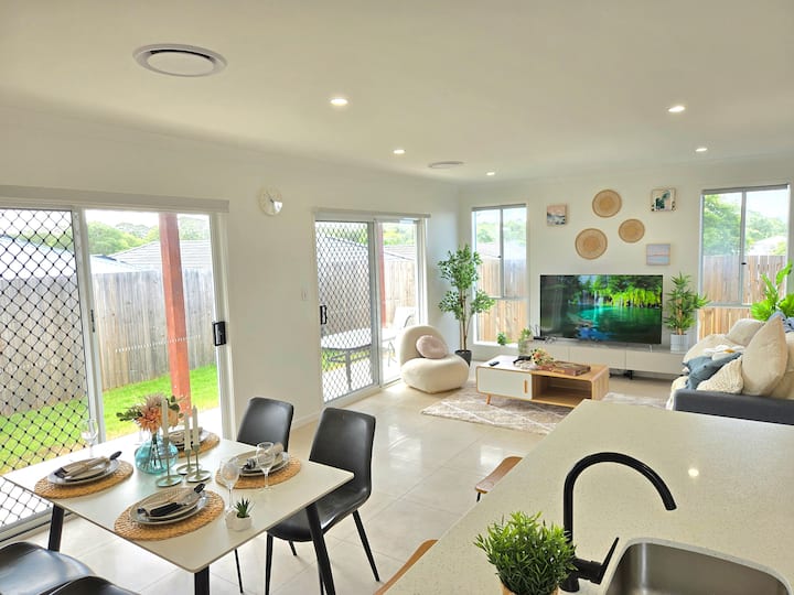 Vivid Logan Reserve - Entire 4br Family Retreat - Gold Coast